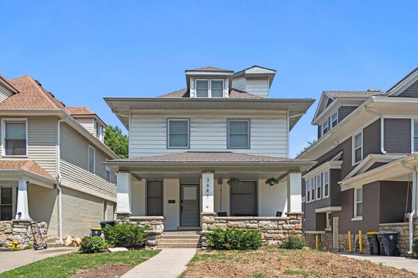 Stay On Main - Large Home Near Plaza, Westport & Downtown - Overland Park, KS