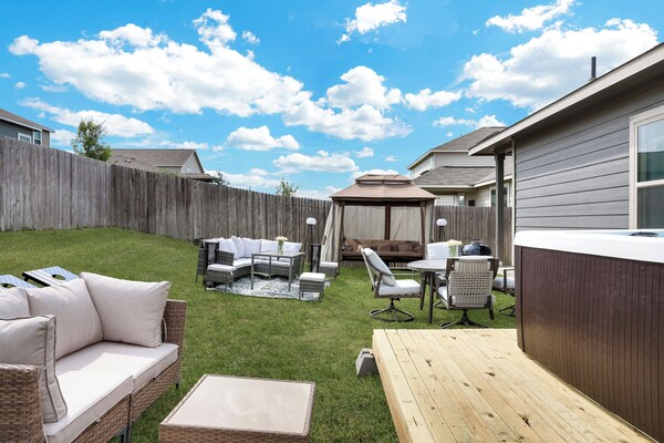 Modern Hot Tub Escape | Yard Bbq Pets Games Wifi - Universal City, TX