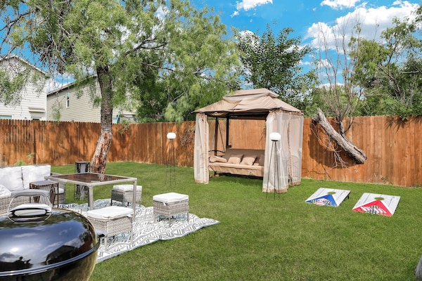 Hot Tub Getaway Nr Missions Park | Bbq Yard Games - San Antonio, TX