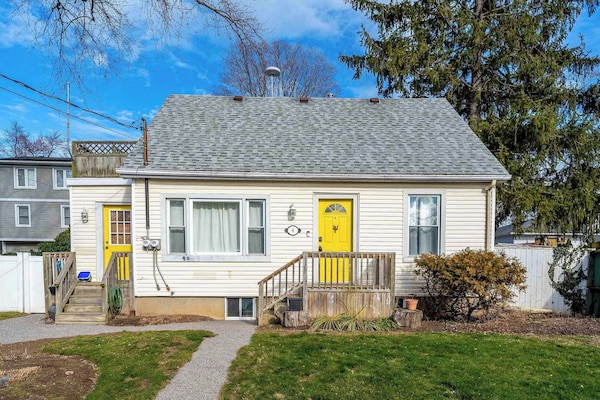 Charming Home In Coveted Port Dalhousie  Steps From The Lake! - Saint Catharines