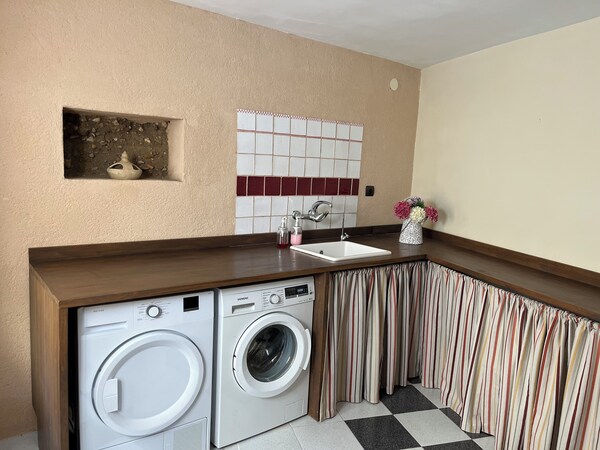 House In The Center Of Town With All Amenities. - Villena