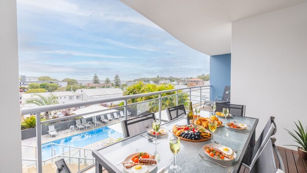 Cote D'azur 42, 61 Donald St - Complex Pool, Lift, Linen, Bed Making And Stunning Water Views - Soldiers Point