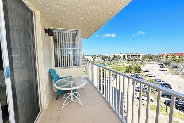 Don's Beachside Paradise- Ebt Club Unit 403 - Fort Myers Beach, FL