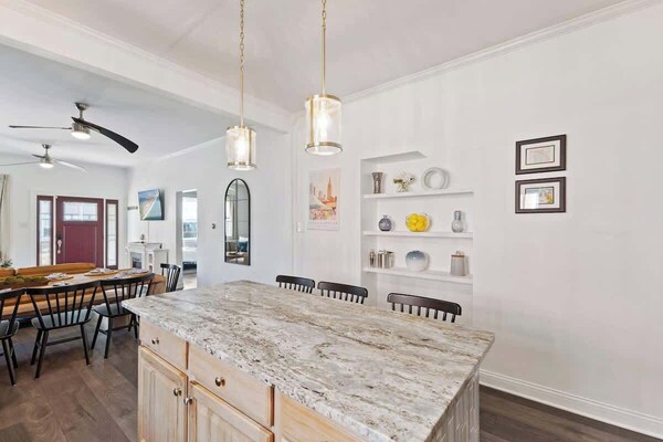 Stylish Indy Home W/ Hot Tub, Game Room  Walk To Stadiums & Downtown - Indianapolis, IN