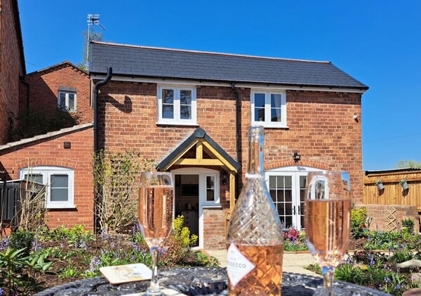 No Road - The Cottage - Bewdley