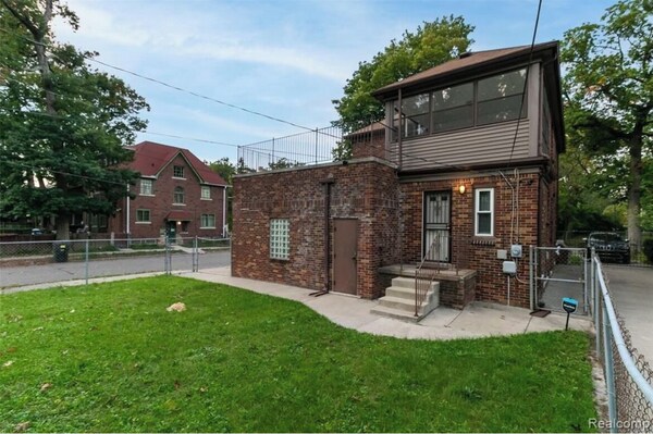 Charming 3br Detroit Home Near Downtown  Cozy & Convenient! - Southfield, MI