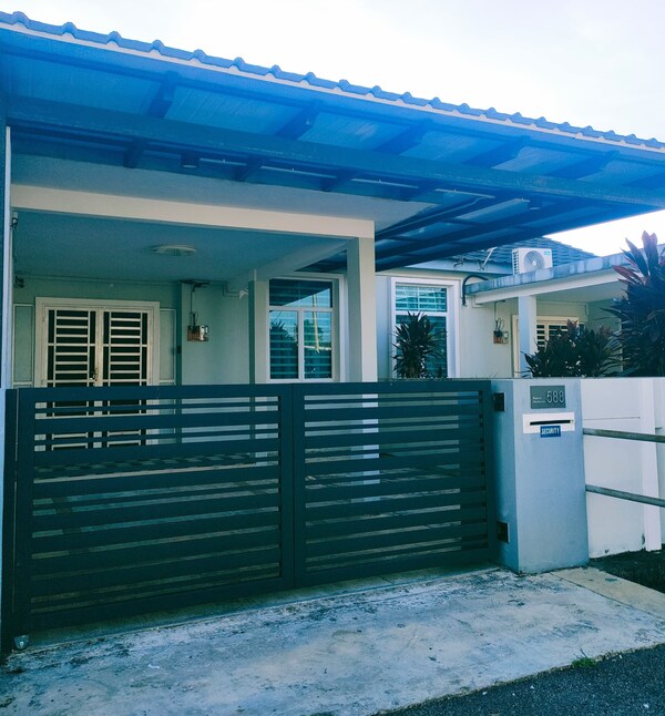 Homestay Kulim Seri Rambai \N3-bedroom House In Peaceful Kulim With Ac - 풀라우 피낭