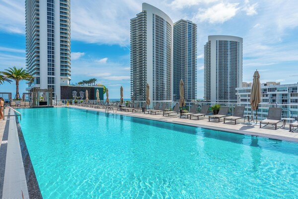 Cozy 3 Bdrm At Hyde Beach House, Infinity Pool, Tennis, Gym & Beach Service - Hallandale Beach, FL