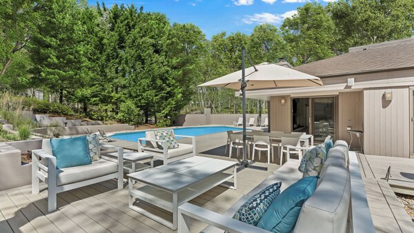 Contemporary East Hampton Home, Outdoor Fireplace, Close To Town And Ocean... - East Hampton, NY
