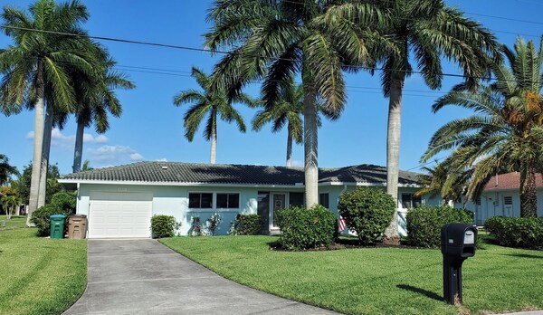 Beautiful Canal-front Cape Coral Home Heated Pool Large Lanai Direct Gulf Access - Fort Myers, FL