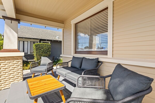 Seaside Escape, Dedicated Parking, Pacman & Pool Table - Long Beach, CA
