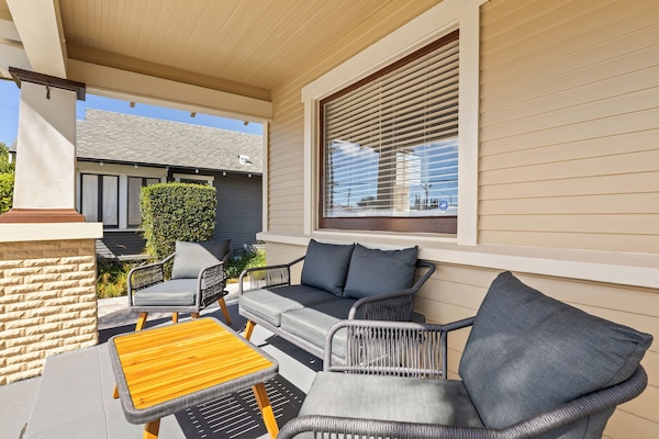 Seaside Escape, Dedicated Parking, Pacman & Pool Table - Long Beach, CA