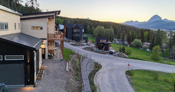 The Crowsnest Mountain Lodge, Ski In Ski Out/bike In Bike Out - Blairmore