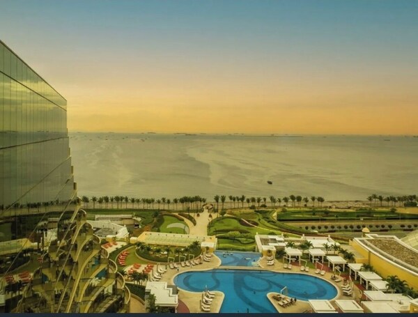 Okada Manila Is A Hotel In A Good Neighborhood, Which Is Located At Aseana City - Manila