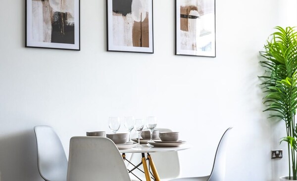 Stylish Flat: Food, Shopping & Big Balcony - Milton Keynes