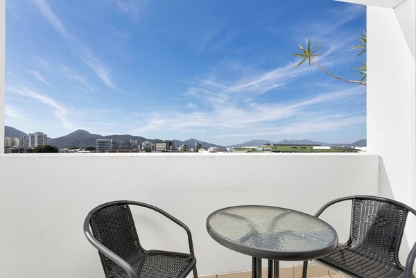 Coastal Chic In Heart Of Cairns With Rooftop Pool - Cairns
