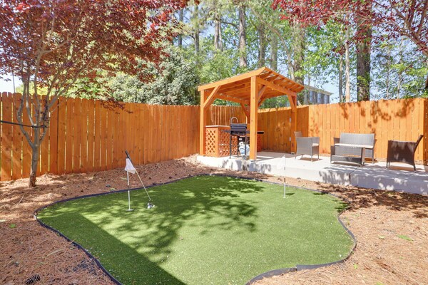 Mini Putting Green & Pool Access: Simpsonville Gem - Discovery Island, Simpsonville