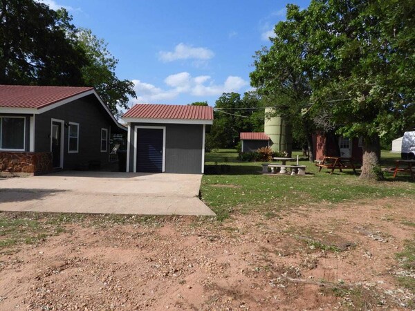 Lost Pine Retreat: Charming 4-bedroom House - Bastrop, TX