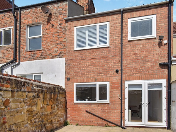 2 Bedroom Accommodation In Redcar, Near Saltburn-by-the-sea - Redcar