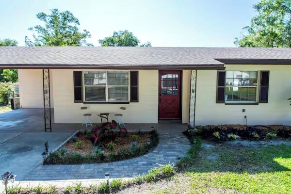 Charming Enchanted Escape 3-bedroom House Near Disney World - Lakeland, FL