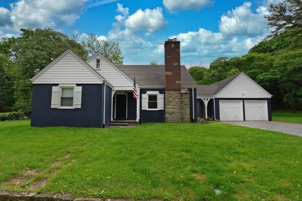 Blue Cottage East Setauket - Long Island, NY