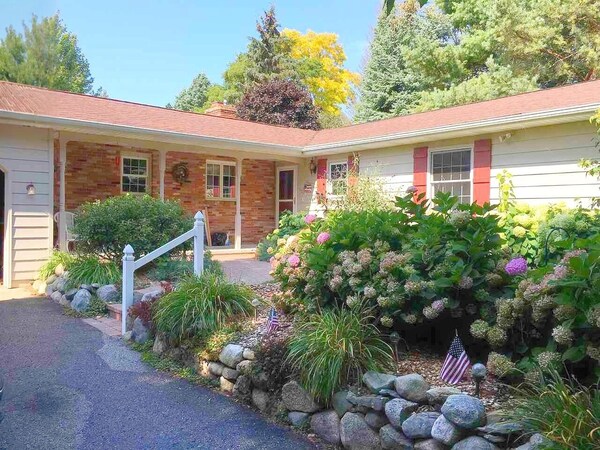 3-bed,pet Friendly, Spacious, W/largedeck & Grill, Fire Pit & Attached Garage - Petoskey, MI
