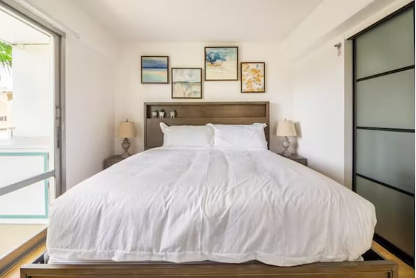 City & Palm View Oceanfront Bliss W/ Free Parking - Honolulu, HI