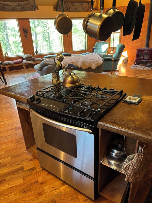 Magnificent Mountain Retreat.\nhundreds Of Secluded Acres To Roam.\npet Friendly - Wenatchee, WA