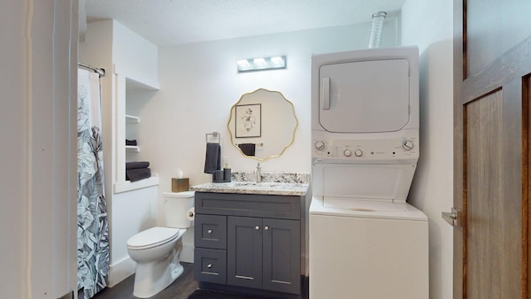 Charming 2-bedroom Apartment In The Historic Downtown Grand Island - Grand Island, NE
