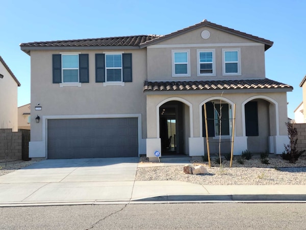 Spacious 4-bedroom House With Ac, Wifi In Serene Victorville - Victorville, CA