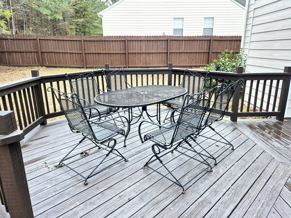 Cozy 5-bedroom Home With Spacious Deck - Buford, GA