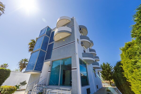 Modern Home With Wifi And Beach Access | Golem - Qerret