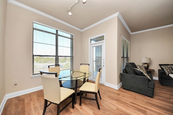 Modern 2br Comfort Just Minutes From Downtown Fun - Stafford, TX
