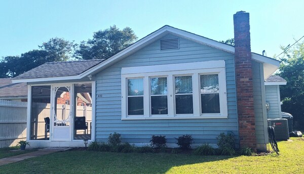 Cozy Vintage Artist Cottage. 5-minute Walk To The Beach, \N2br / 1 Ba. Pets Ok, - North Myrtle Beach, SC