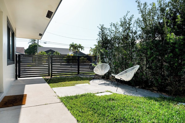 Emerald Oasis - Stylish 2bd Near Beach & Hwy I-95 - Pompano Beach, FL