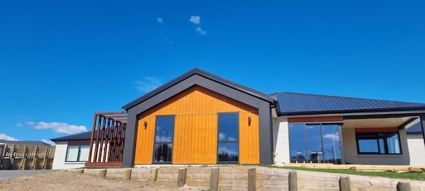 Modern Hilltop Retreat With Mountain Views - Ngongotahā