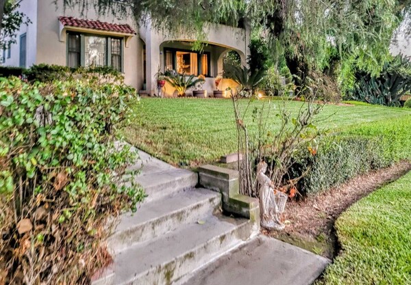A Spanish Colonial Estate In West Covina With Wifi, Ac, Pool And Pet Friendly. - Azusa, CA
