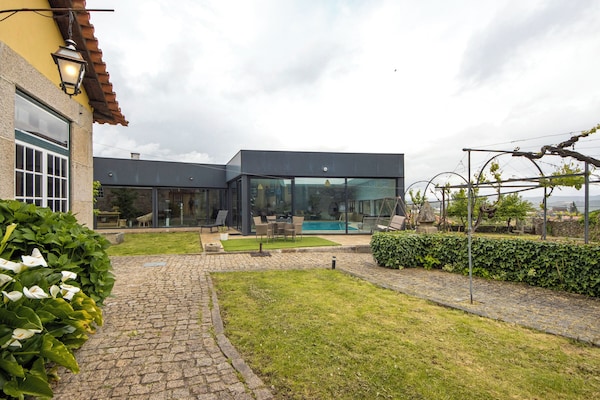Room 'Deluxe Triple' With Shared Garden, Balcony And Wi-fi - Portugal
