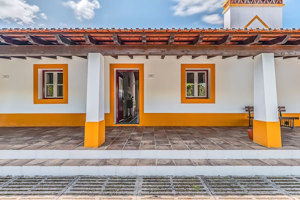 Apartment 'Casa Do Brejo - Suite Standard' With Shared Pool, Wi-fi And Air Conditioning - Grândola