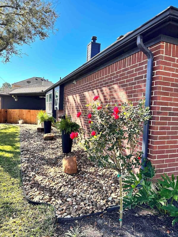 Spacious 4 Bed Room House Charming Pearland Retreat  Family Friendly - Pearland