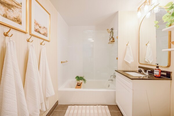 Elevated City Views: Modern & Stylish Retreat Near Times Square - West New York, NJ