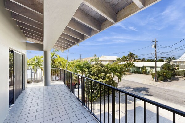 Charming Canal-front Home With 37-ft Dock, Kayaks, Grill, Patio & Club Access - Key Colony Beach