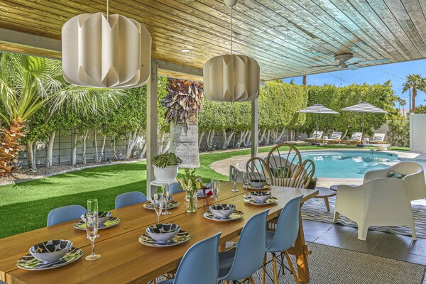 Mid-century Gem Near Downtown W/ac, Pvt. Pool & Spa + Lush Backyard W/ Mtn. View - Palm Springs, CA