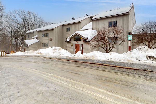 Mountain Condo W/ Views, Hot Tub, Pool, Sauna, Gym, Shuttle, W/d, Wifi - Mount Snow, VT