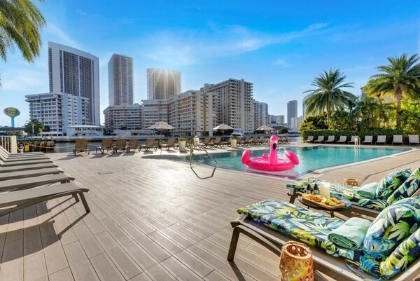 Beautiful Apartment W/ Private Balcony - Hallandale Beach