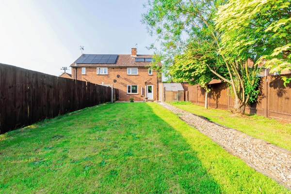 Beautiful 3 Bedroom Home With Parking & Garden - Colchester Zoo