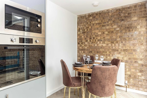 Modern & Stylish 3 Bedroom Home In Peterborough - Peterborough