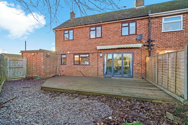 Beautiful 4 Bedroom Home With Parking In Rugby - Rugby