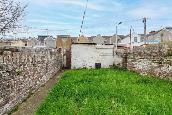 Convenient 3 Bedroom Home In Swansea With Garden - Port Talbot