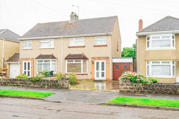Cosy & Peaceful 2 Bed Home In Swindon With Parking - Swindon